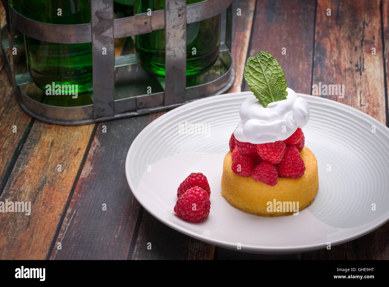 Small cake hi-res stock photography and images - Alamy