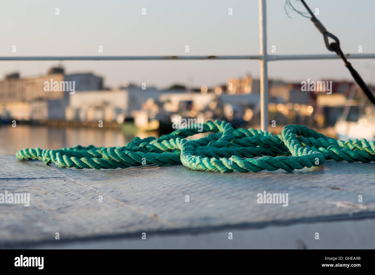 Green rope at the boat Stock Photo - Alamy