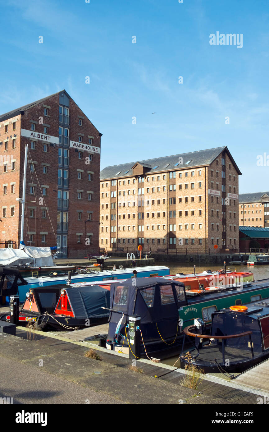 Spring sunshine brings visitors to Gloucester Docks, Gloucester, UK ...