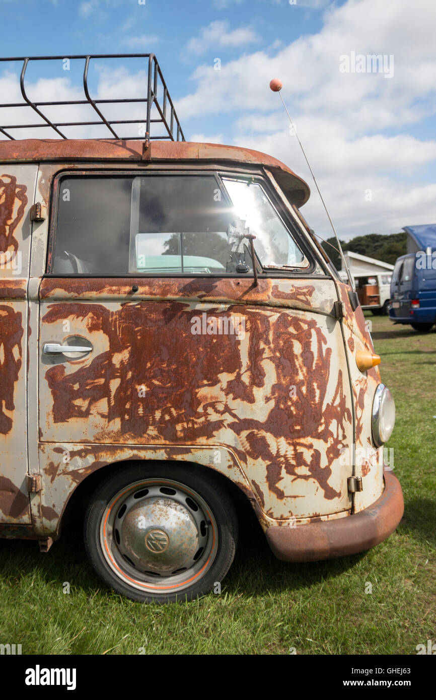 rusty Volkswagen Type 2 van Stock Photo - Alamy