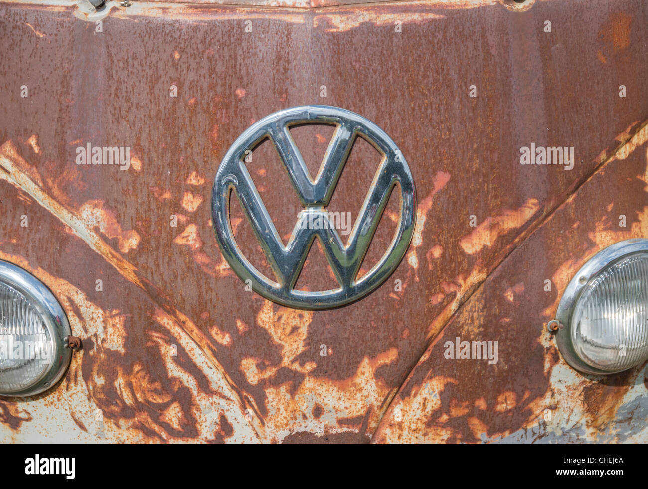 rusty Volkswagen Type 2 van Stock Photo - Alamy