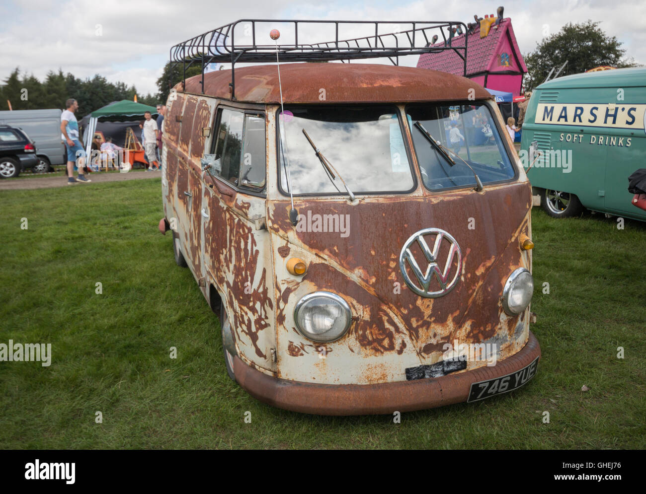 rusty Volkswagen Type 2 van Stock Photo - Alamy