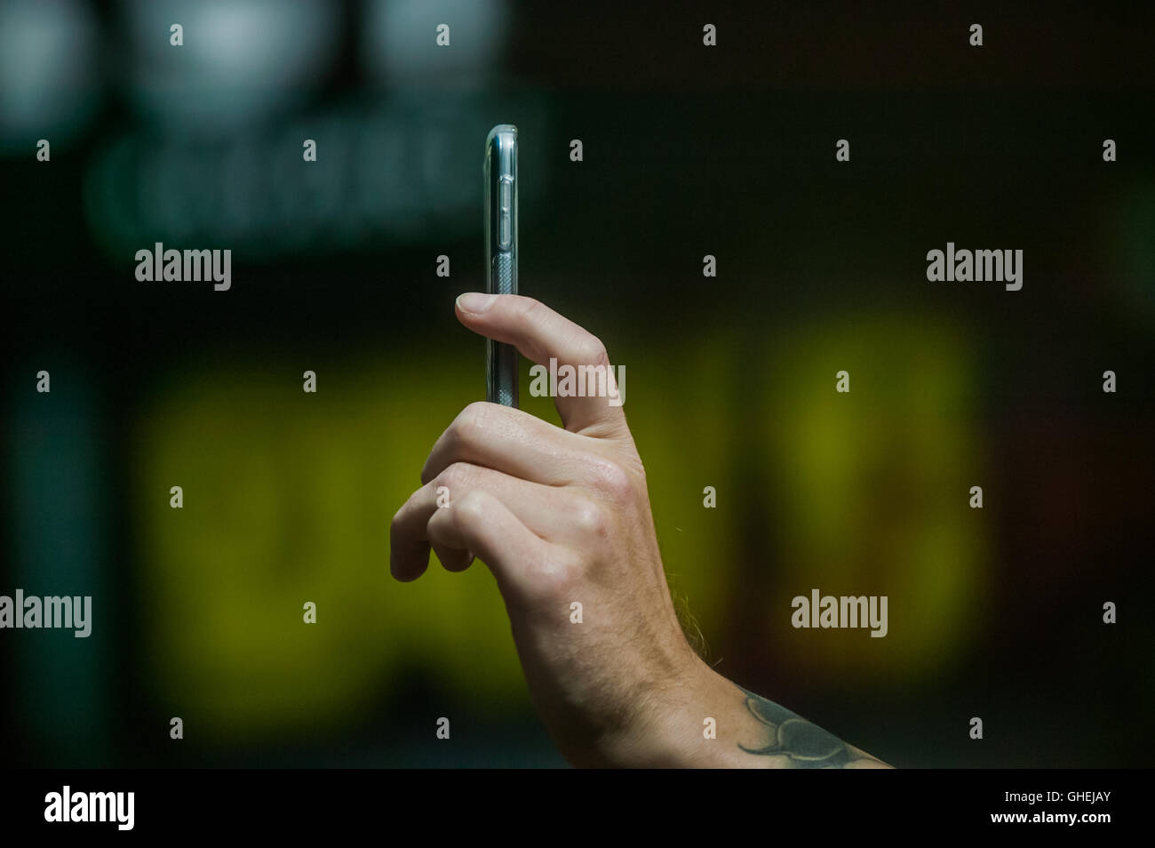 Hand holding mobile phone hi-res stock photography and images - Alamy