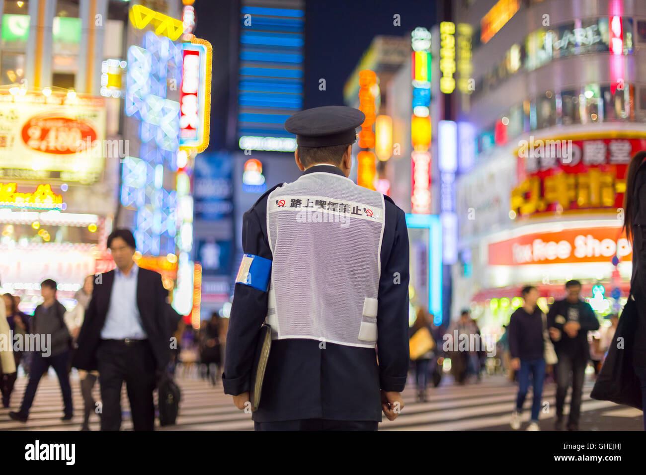 Japanese policeman standing in Shinjuku, Tokyo, Japan Stock Photo - Alamy