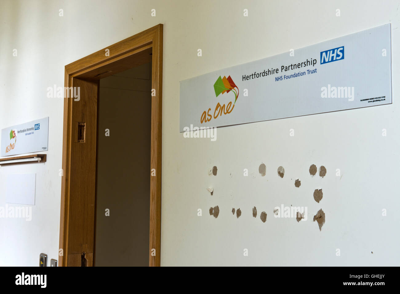 Hospital signs hi-res stock photography and images - Alamy