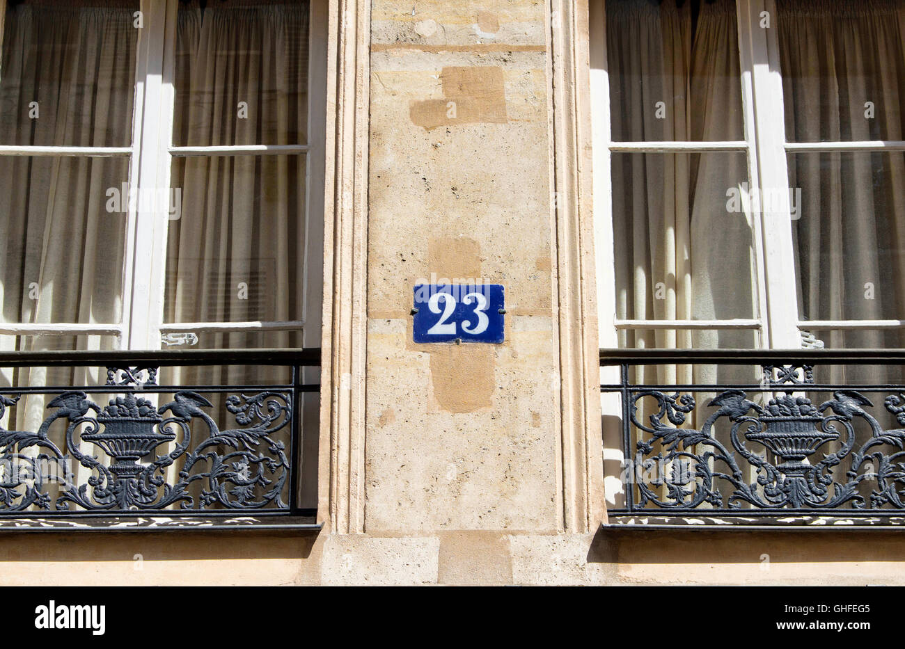 Builng number and windows in Paris Stock Photo - Alamy