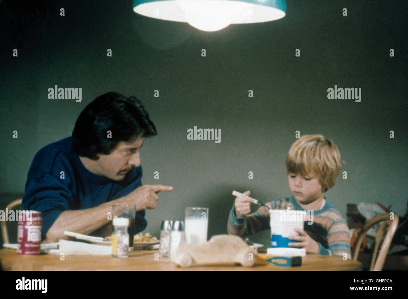 Ted Kramer (DUSTIN HOFFMAN) and little son Billy (JUSTIN HENRY) Regie ...