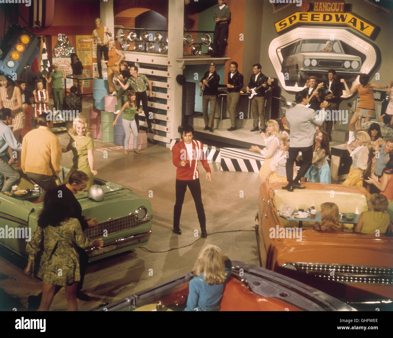 ELVIS PRESLEY (Steve Grayson) in a car show scene. Regie: Norman Taurog ...
