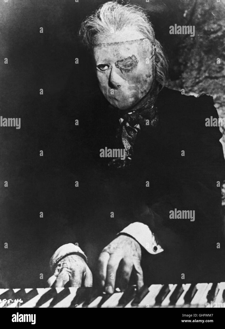 HERBERT LOM as the phantom. Regie: Terence Fisher Stock Photo - Alamy