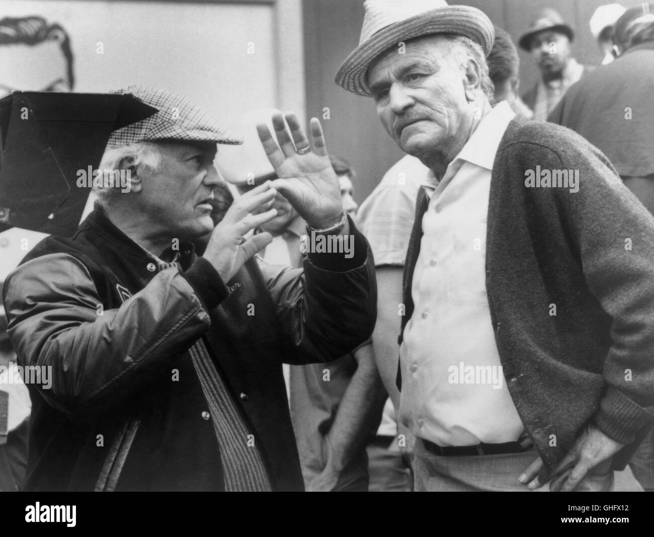 Director PETER YATES and PETER FALK on the set. Regie: Peter Yates ...