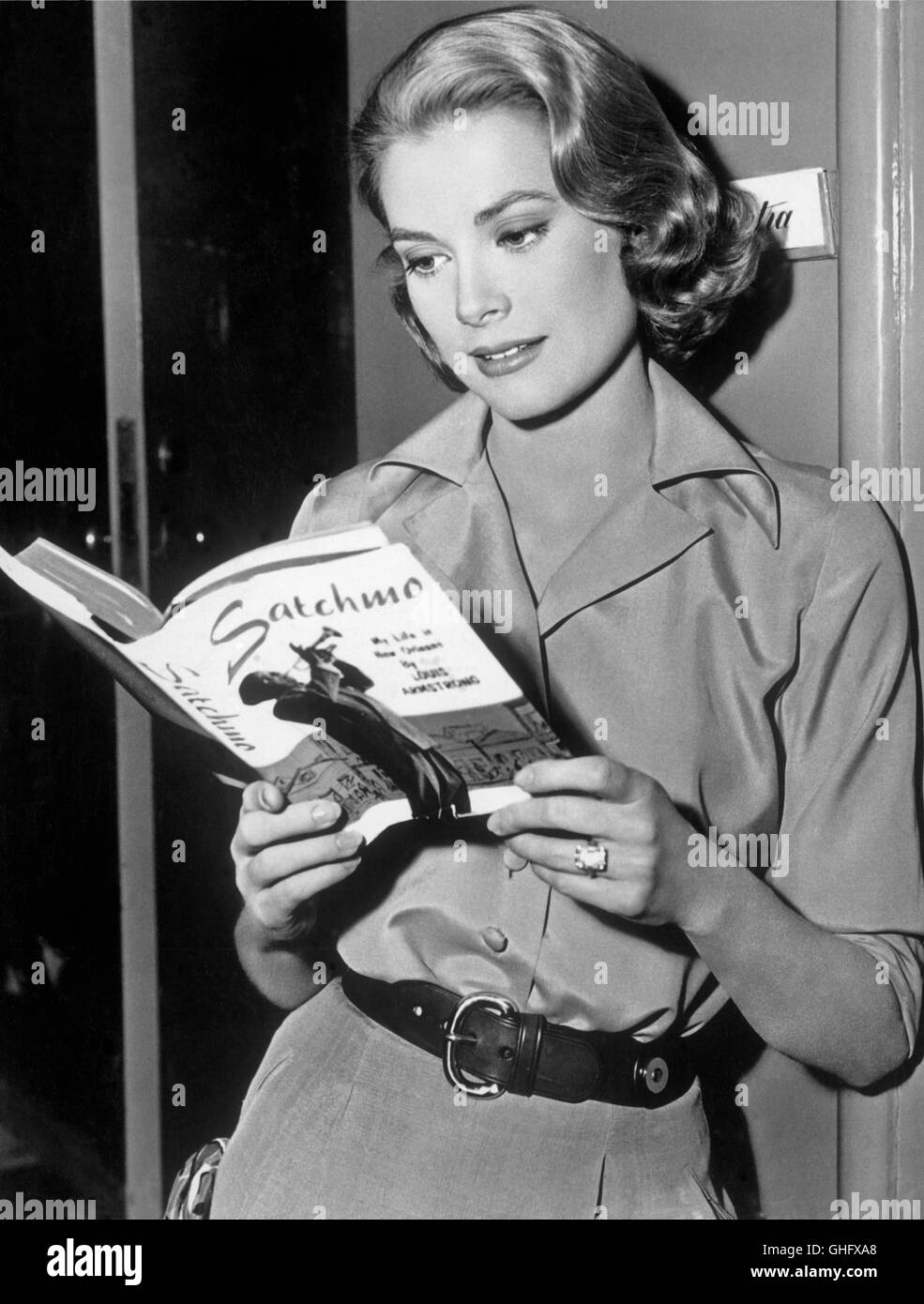 GRACE KELLY während einer Drehpause. GRACE KELLY on the Set during a ...