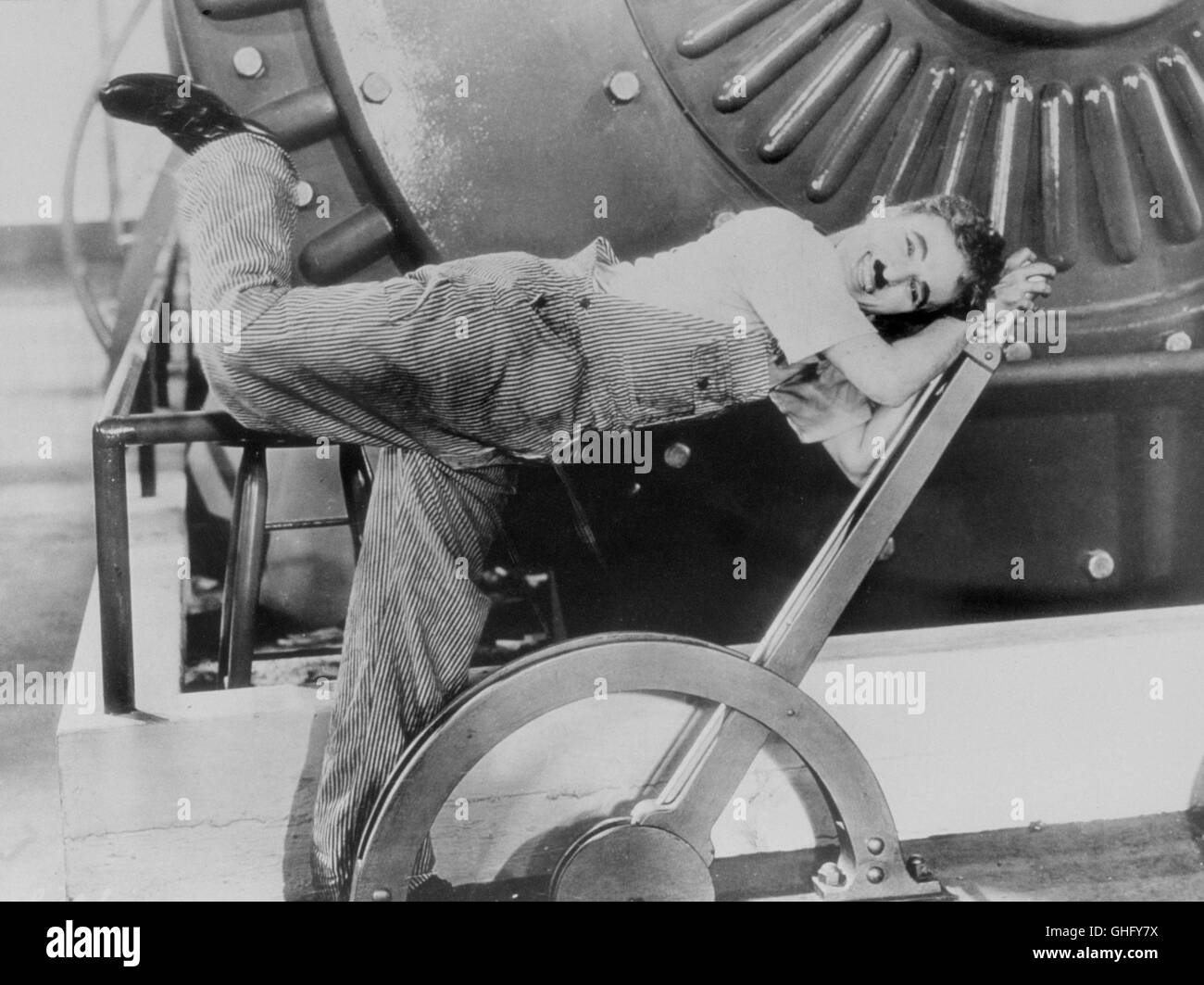 CHARLES CHAPLIN (factory worker) Regie: Charles Chaplin Stock Photo - Alamy
