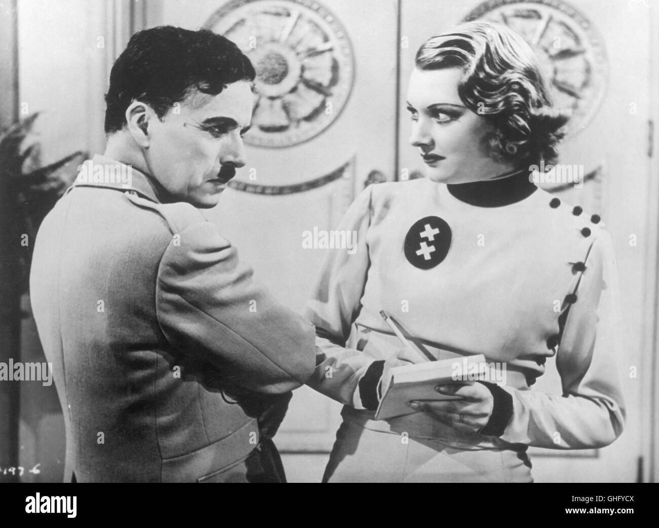 CHARLES CHAPLIN (Adenoid Hynkel), FLORENCE WRIGHT (Secretary) Regie ...