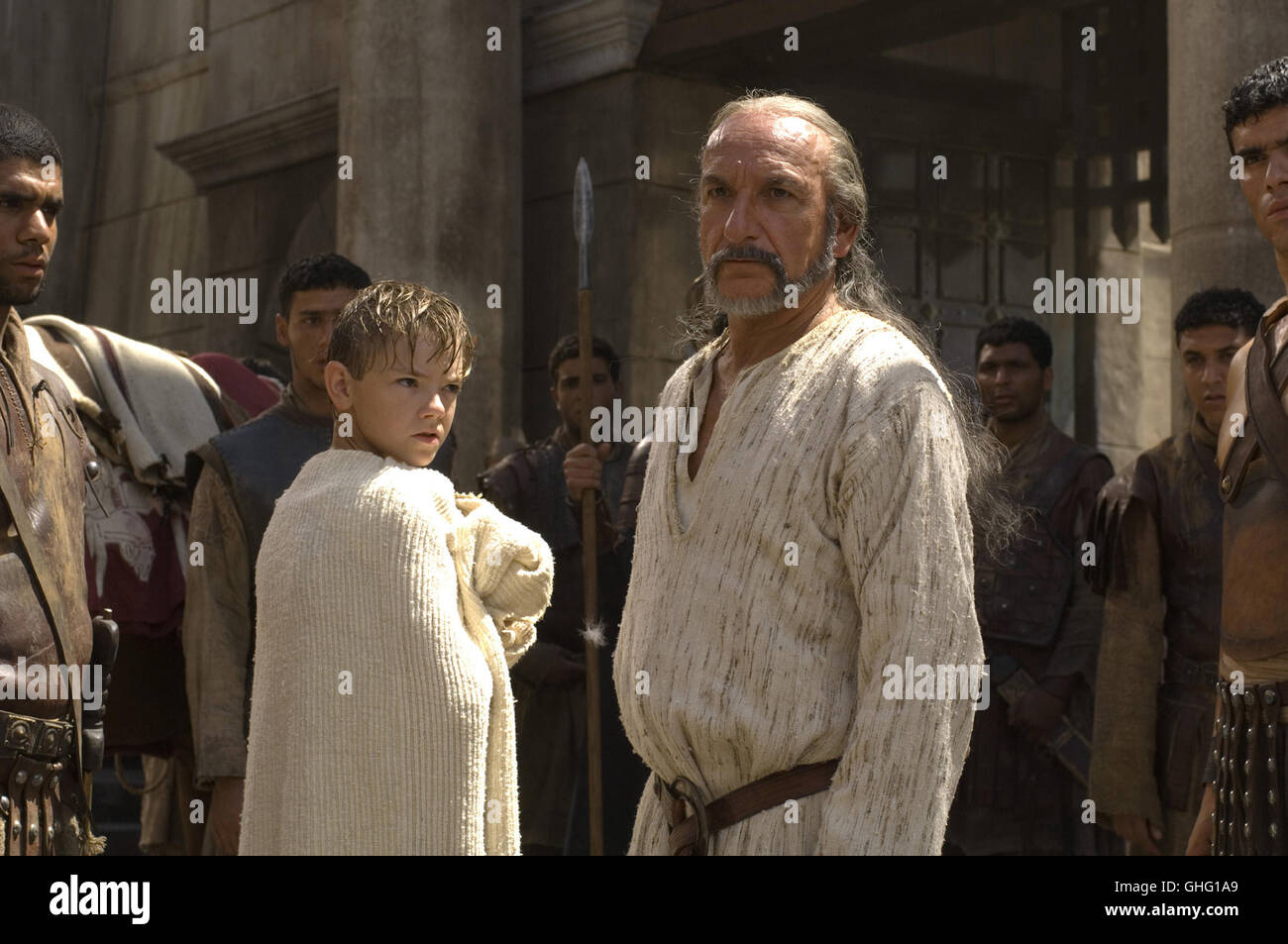 THOMAS SANGSTER (Romulus), BEN KINGSLEY (Ambrosinus) Regie: Doug Lefler ...