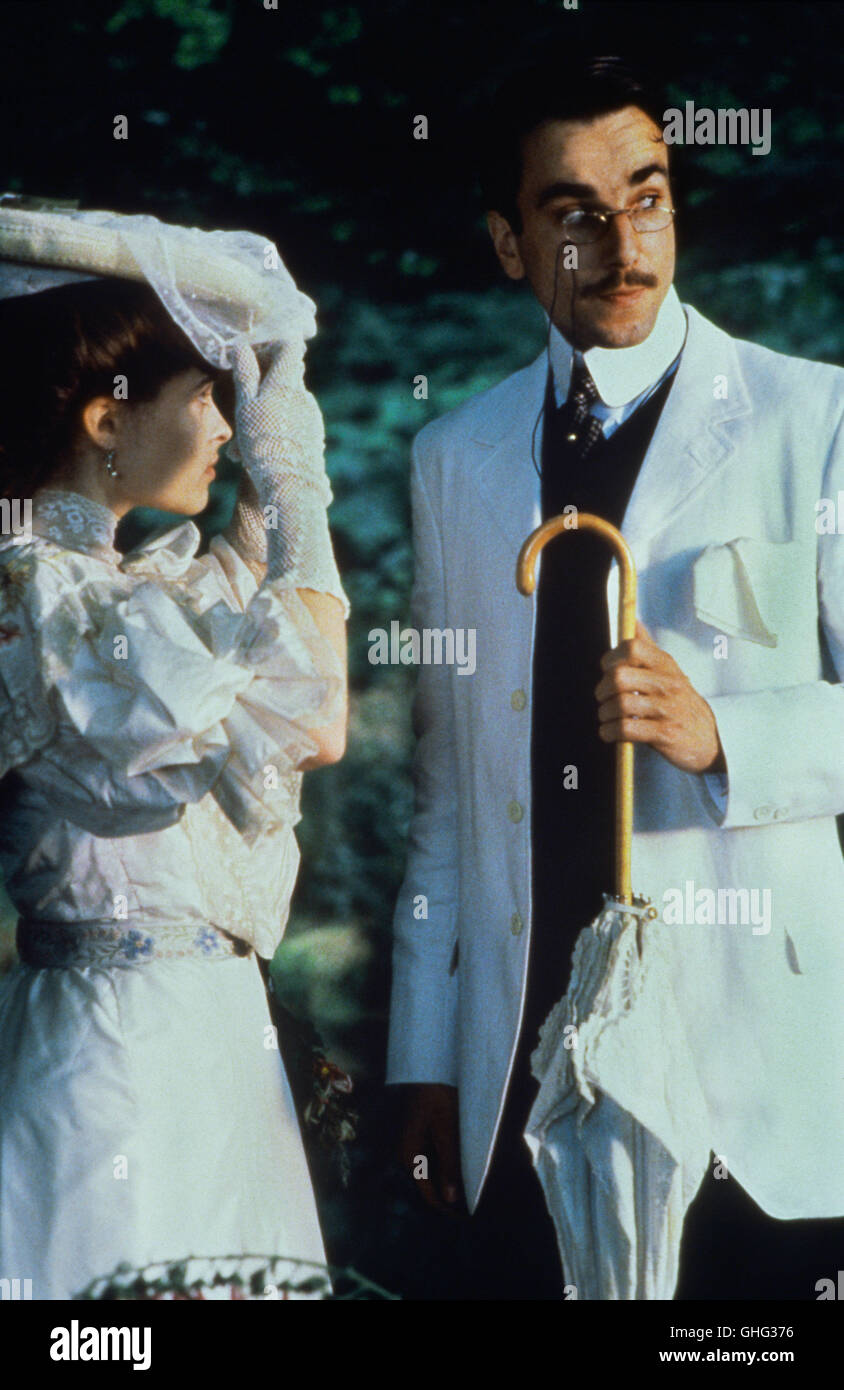 HELENA BONHAM CARTER (Lucy Honeychurch), DANIEL DAY-LEWIS (Cecil Vyse ...