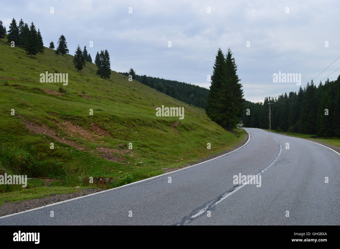 Paved road through mountains hi-res stock photography and images - Alamy