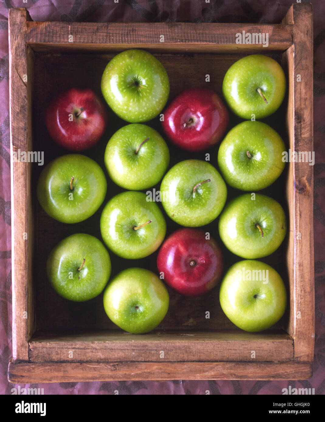 Green apples in a box hi-res stock photography and images - Alamy