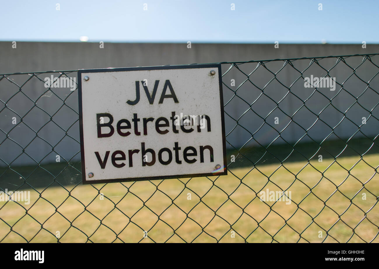 Sehnde, Germany. 31st Aug, 2016. A sign that reads 'JVA Betreten ...