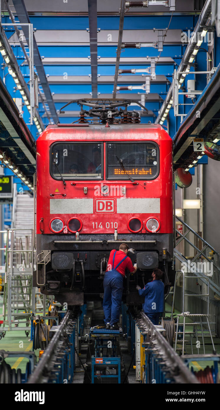 Employees of the German railway operator Deutsche Bahn carry out ...