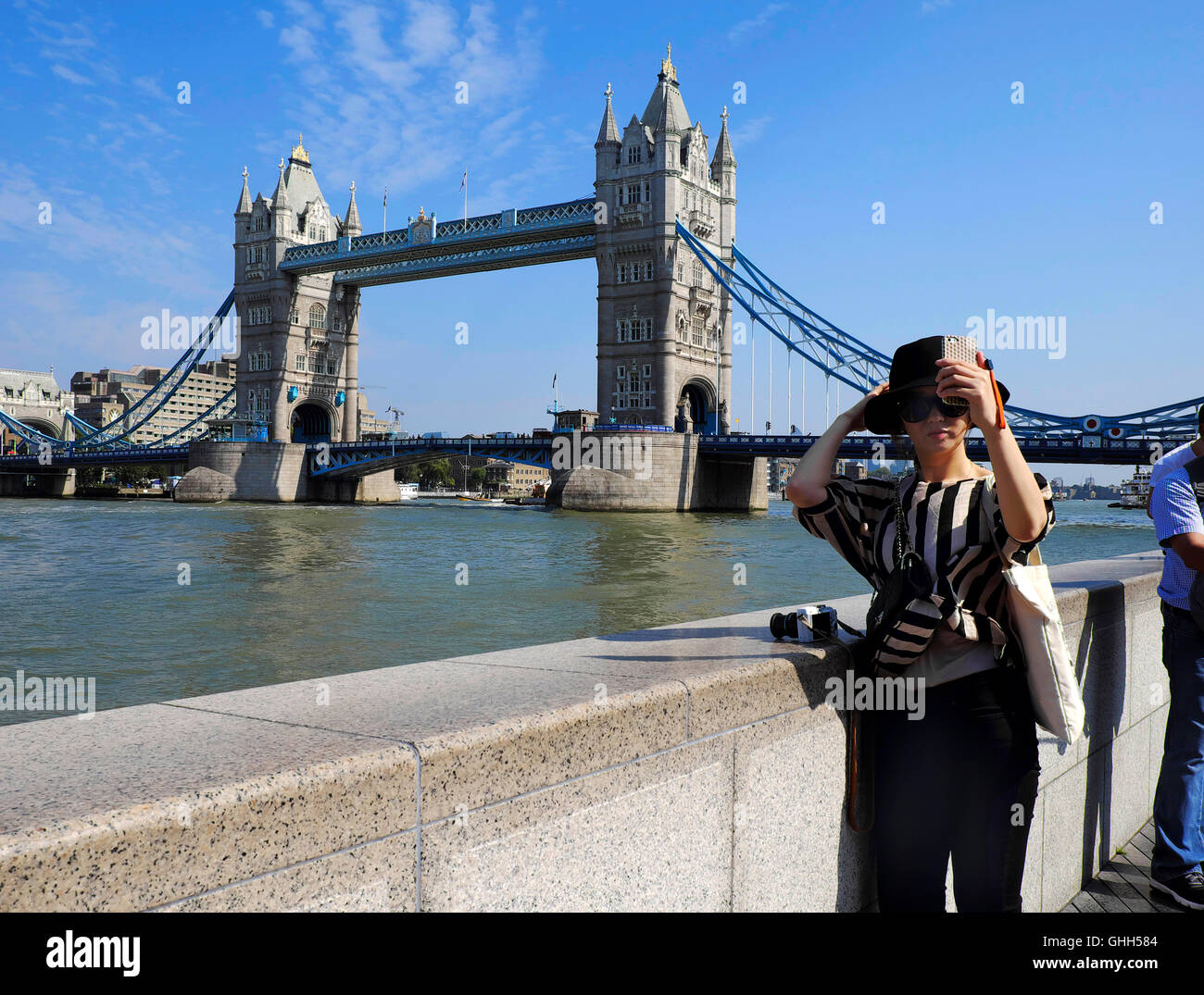 UK Weather: London 14th September 2016 A tourist takes a selfie by ...
