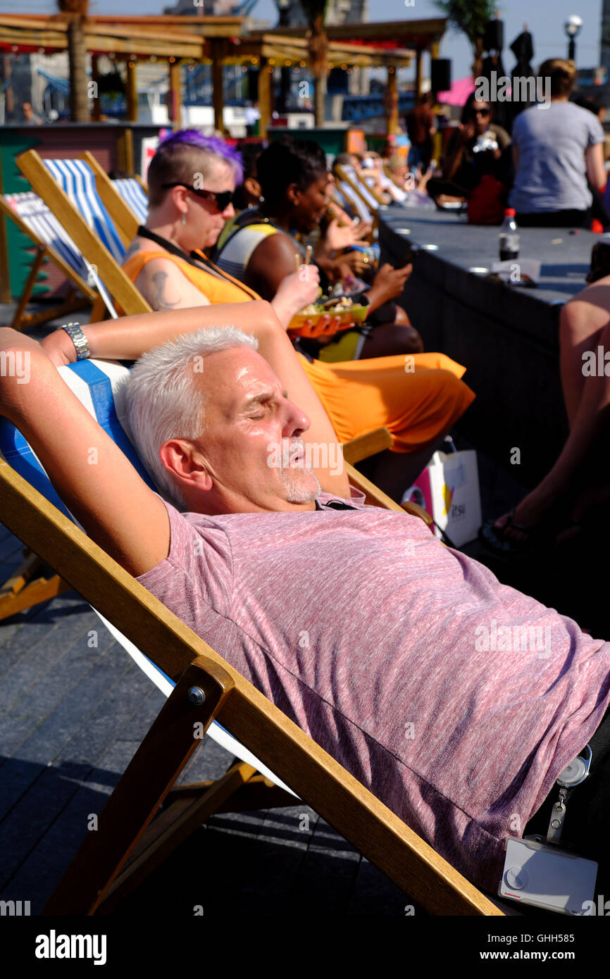 UK Weather: London 14th September 2016 A worker takes a lunchtime nap ...