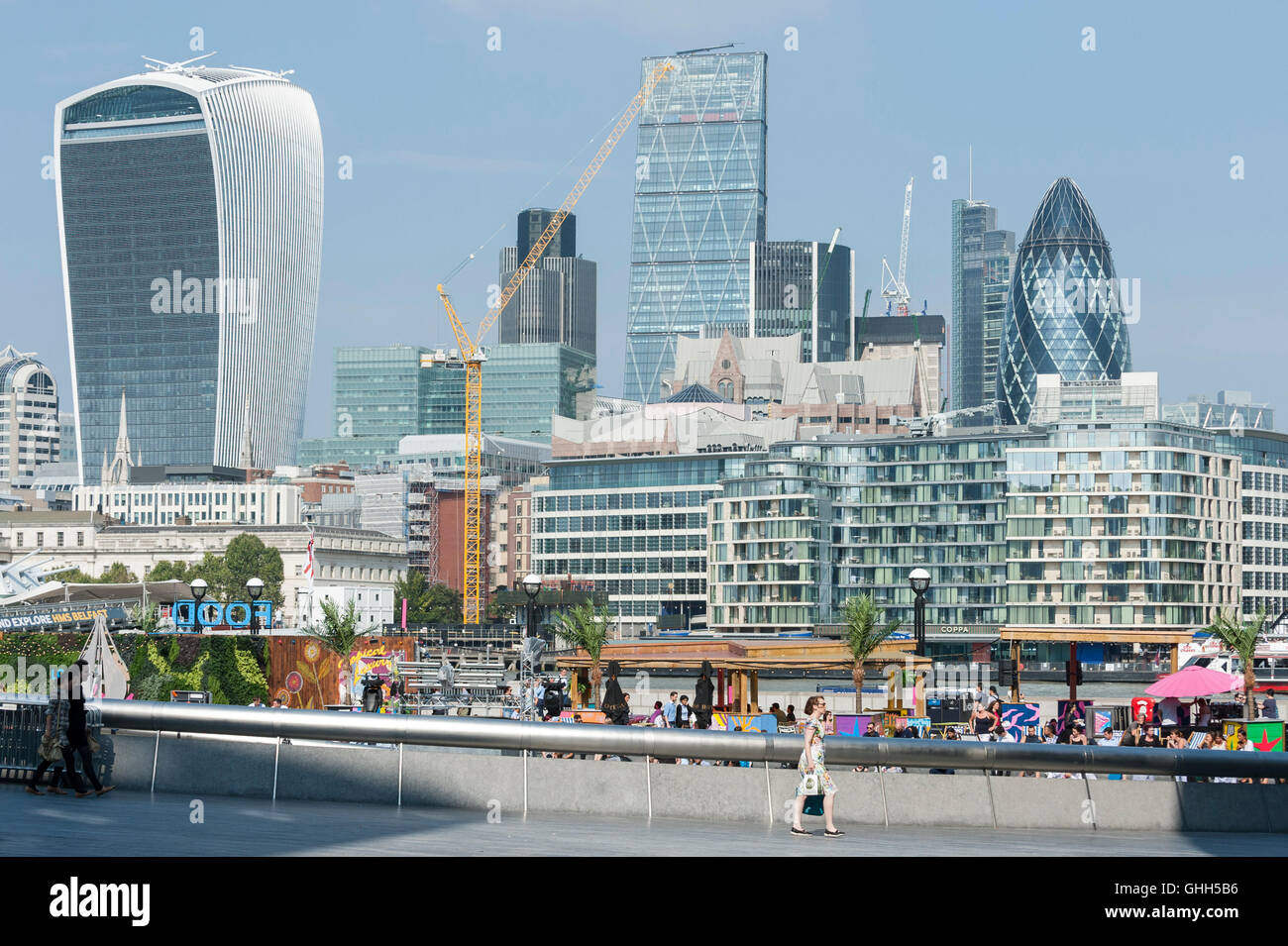 People enjoy the sun at the tower of london hi-res stock photography ...