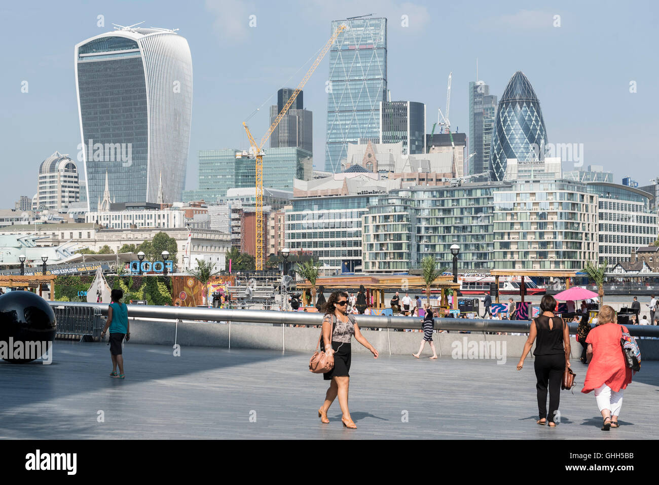 People enjoy the sun at the tower of london hi-res stock photography ...