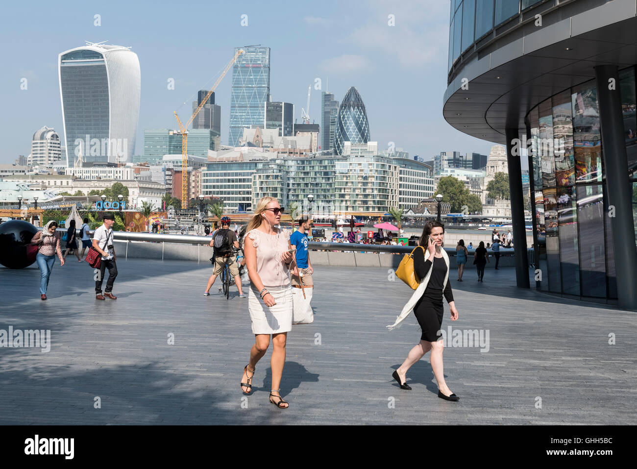 People enjoy the sun at the tower of london hi-res stock photography ...