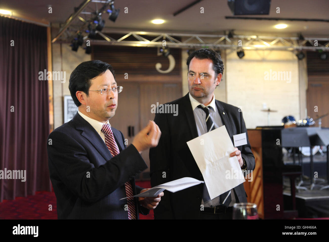 Adelaide, Australia. 27th Sep, 2016. Chinese representative Yang Zhi (L ...