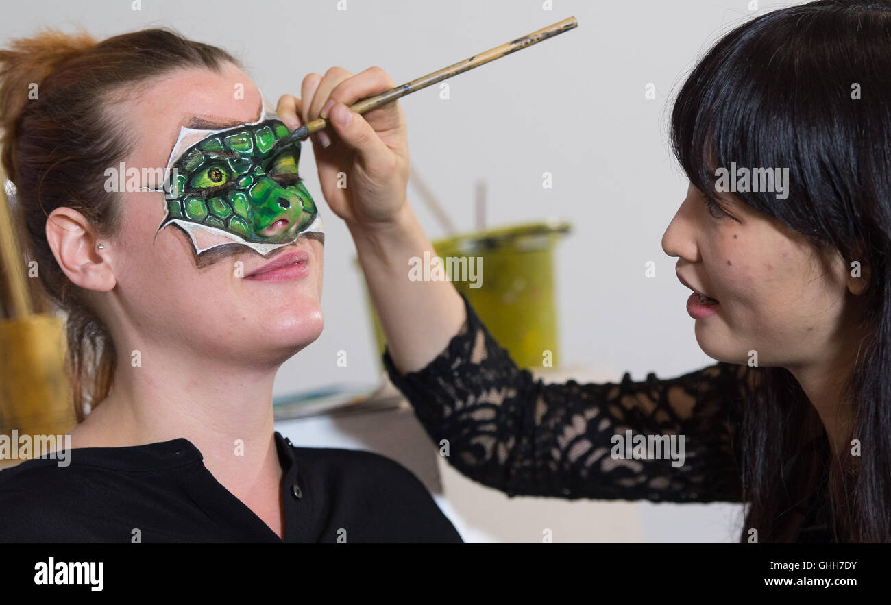 Artist body painting live model hi-res stock photography and images - Alamy