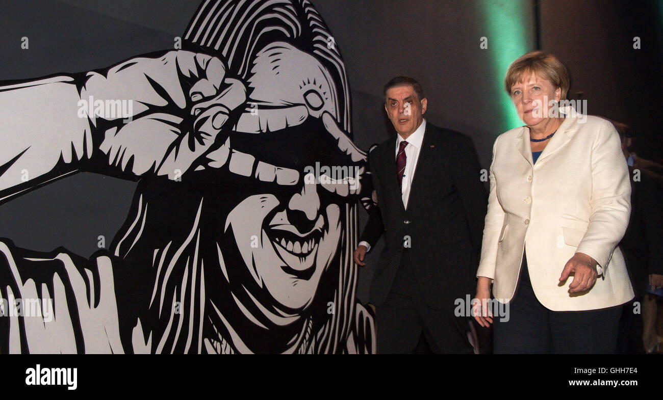 Angela merkel raute hi-res stock photography and images - Alamy