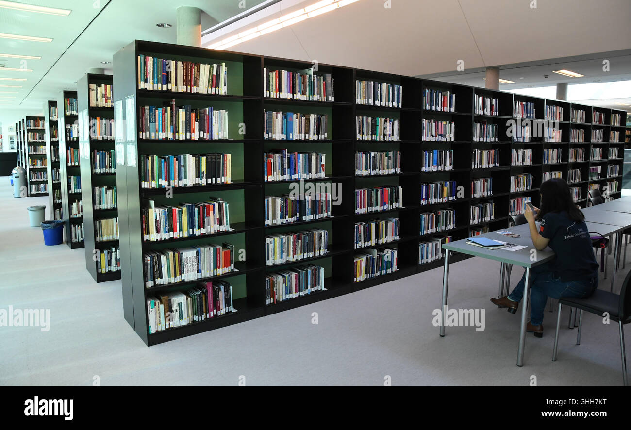 A student sitting in the library of the Jacobs University in Bremen ...
