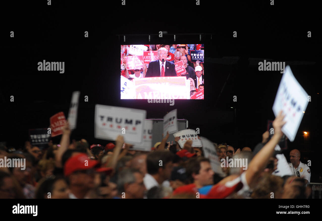 Donald trump 2016 campaign screen hi-res stock photography and images ...