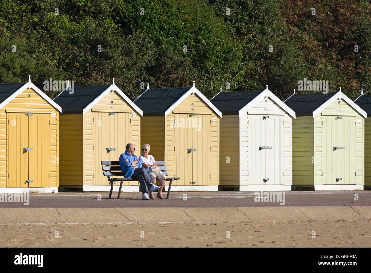 Row of eight beach huts hi-res stock photography and images - Alamy