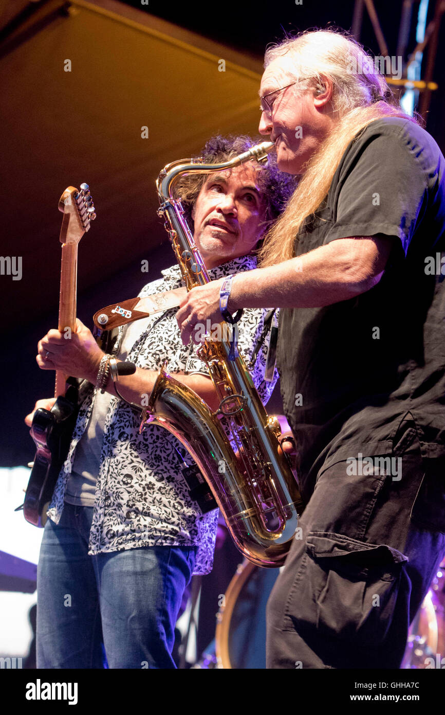 Franklin, Us. 28th Sep, 2016. John Oates (l) and sax player Charles ...