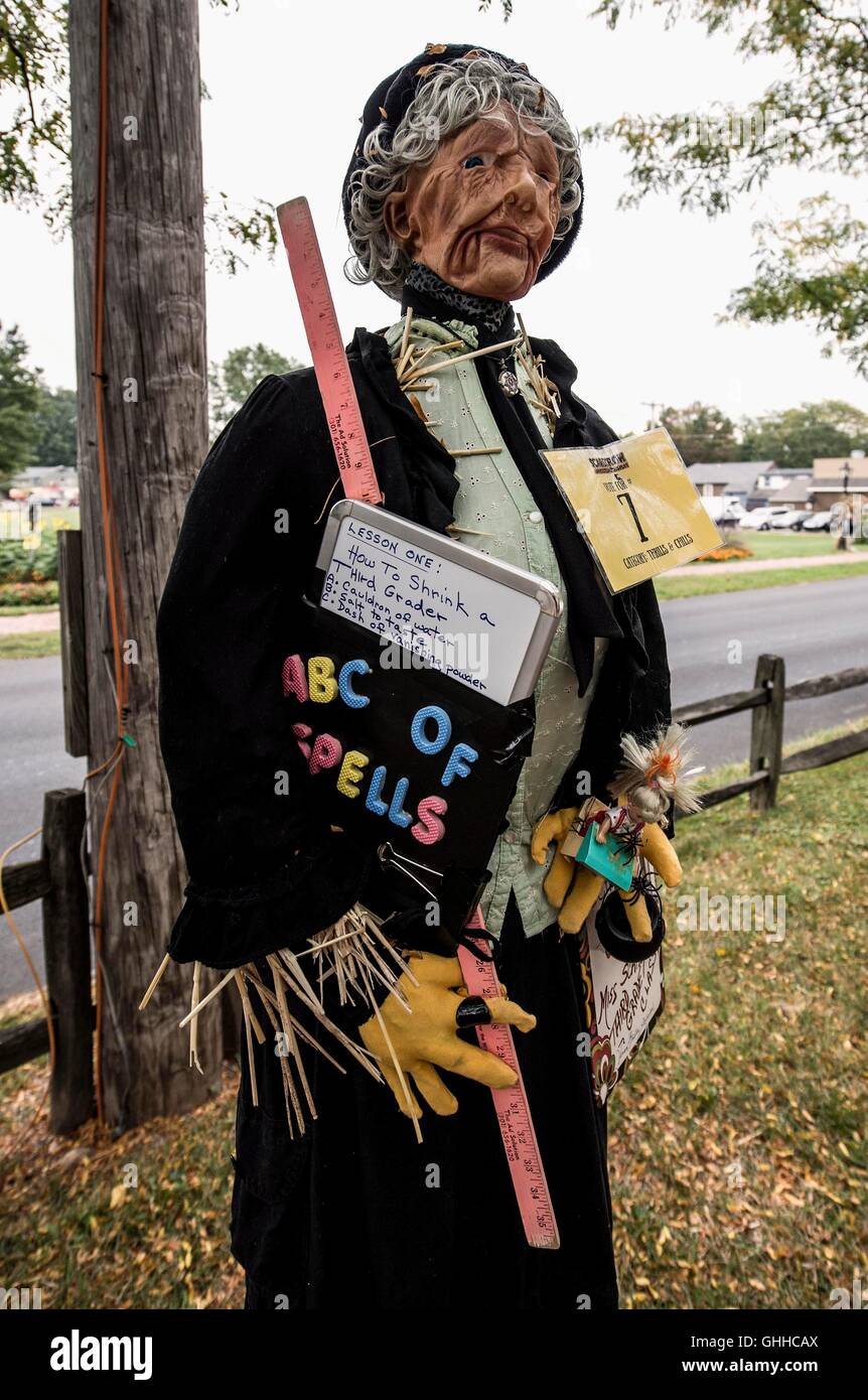New Hope, Pennsylvania, USA. 28th Sep, 2016. Scarecrows are displayed ...