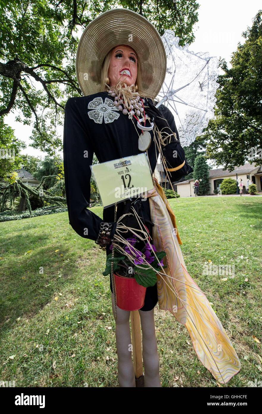New Hope, Pennsylvania, USA. 28th Sep, 2016. Scarecrows are displayed ...