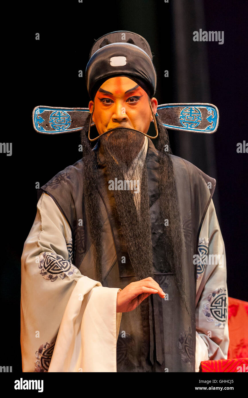 Shakespeare performed on stage hi-res stock photography and images - Alamy