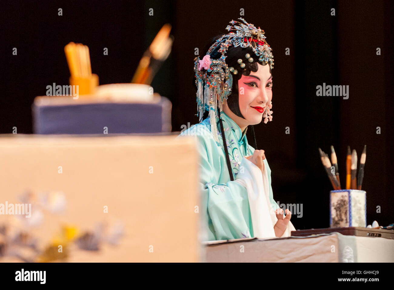 Shakespeare performed on stage hi-res stock photography and images - Alamy