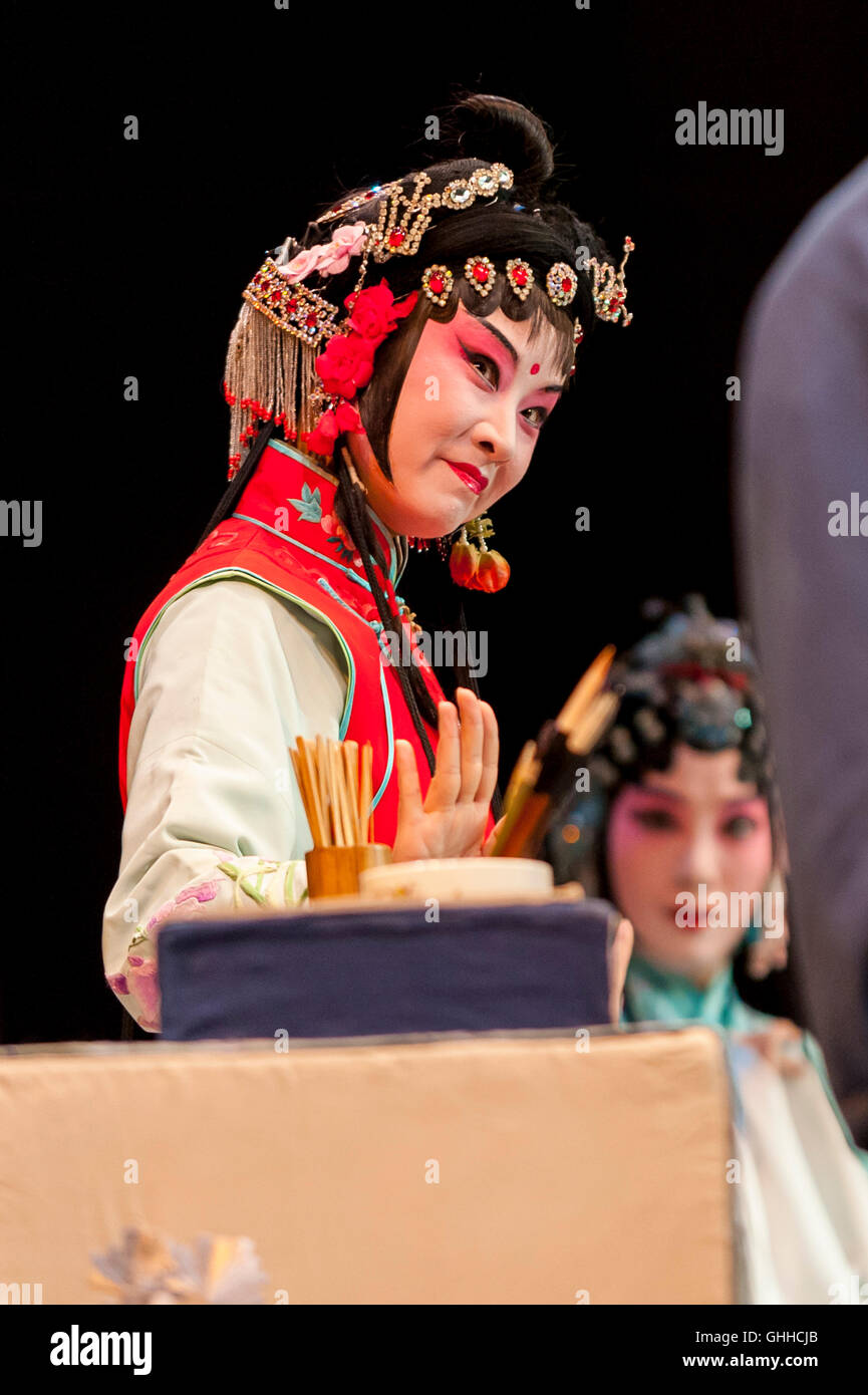 Shakespeare performed on stage hi-res stock photography and images - Alamy