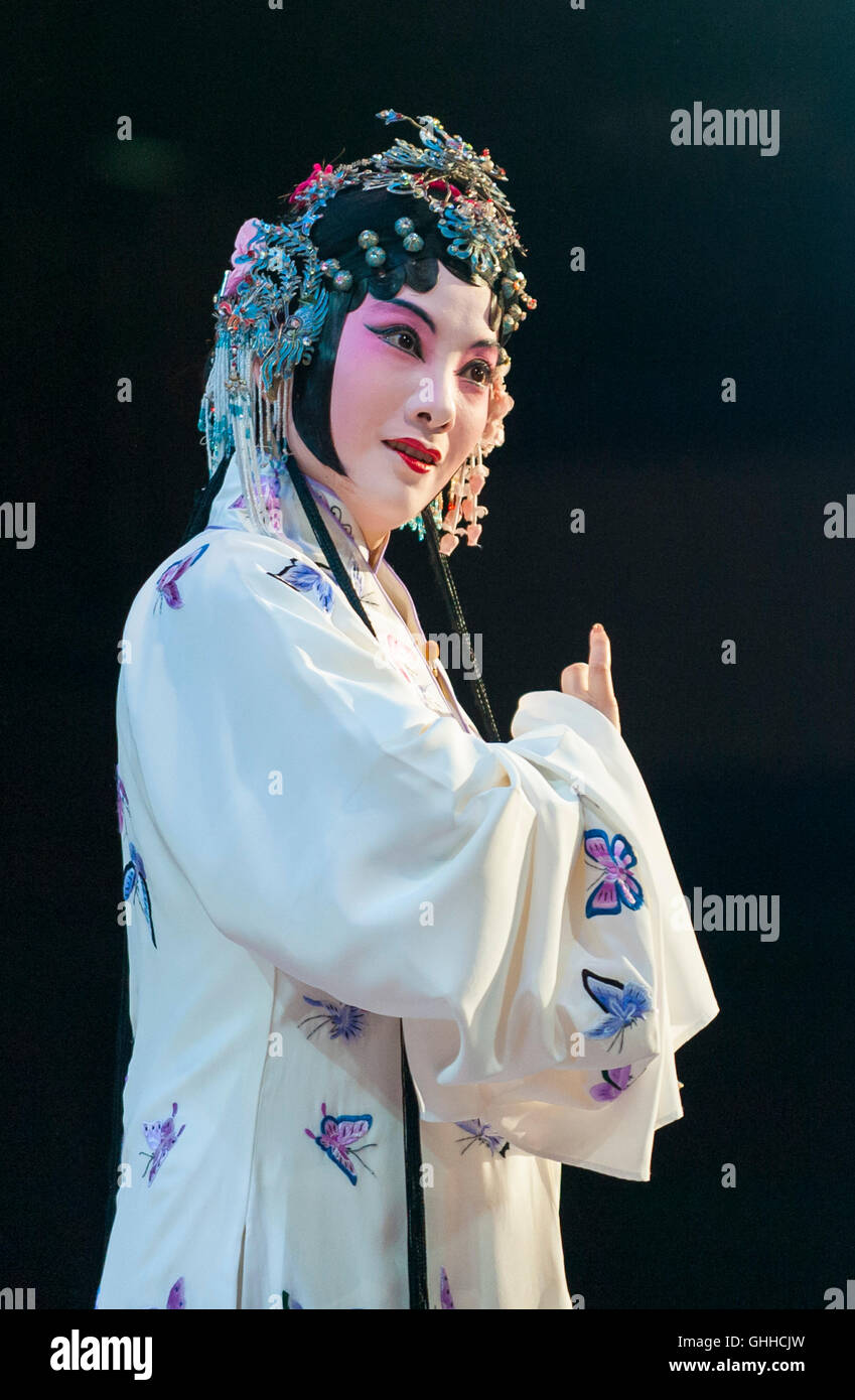 Shakespeare performed on stage hi-res stock photography and images - Alamy