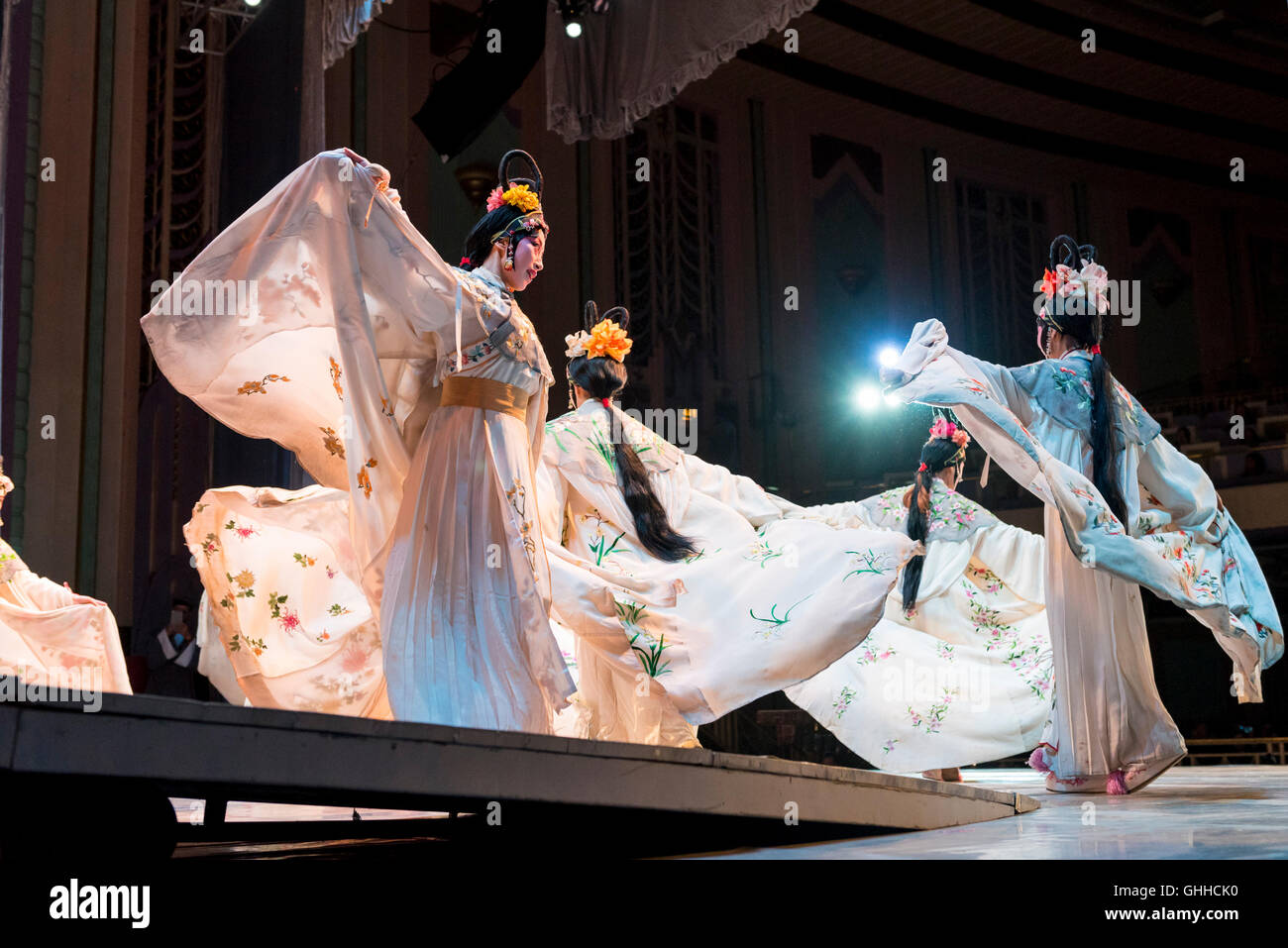 Shakespeare performed on stage hi-res stock photography and images - Alamy