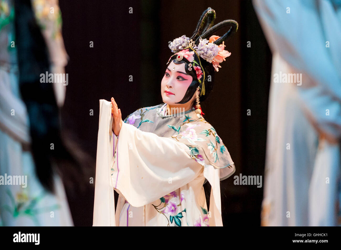 Shakespeare performed on stage hi-res stock photography and images - Alamy