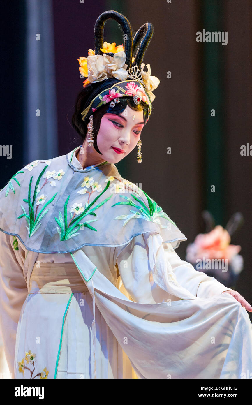 Shakespeare performed on stage hi-res stock photography and images - Alamy