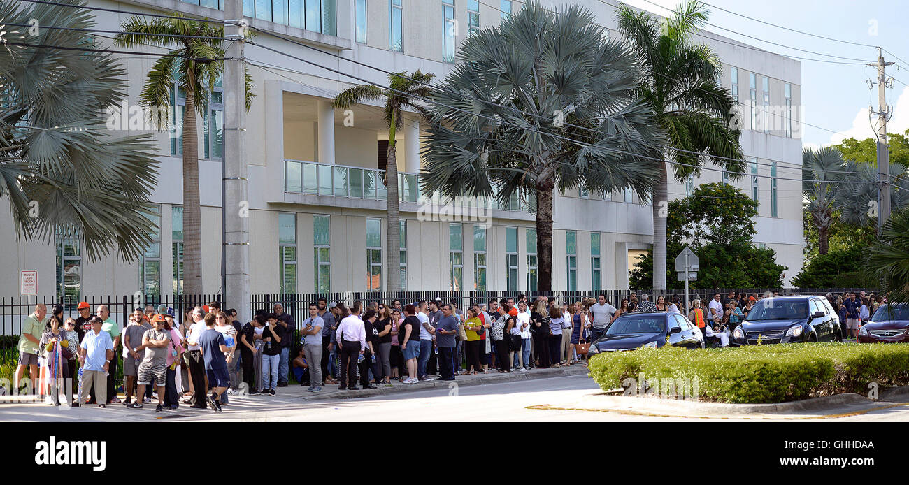 Miami, FL, USA. 28th Sep, 2016. A large crowd of people stand in line ...