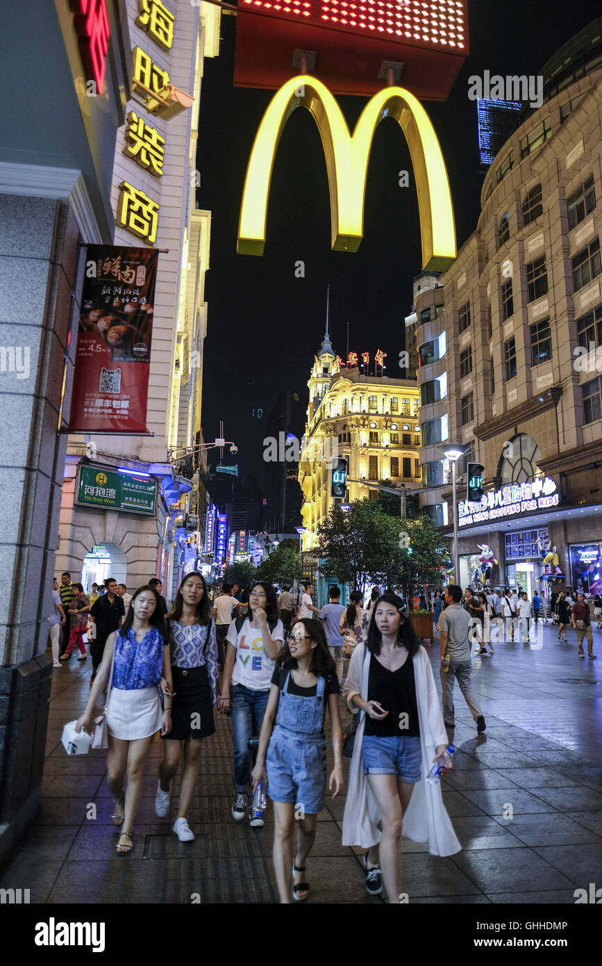 Pedestrianised sections hi-res stock photography and images - Alamy