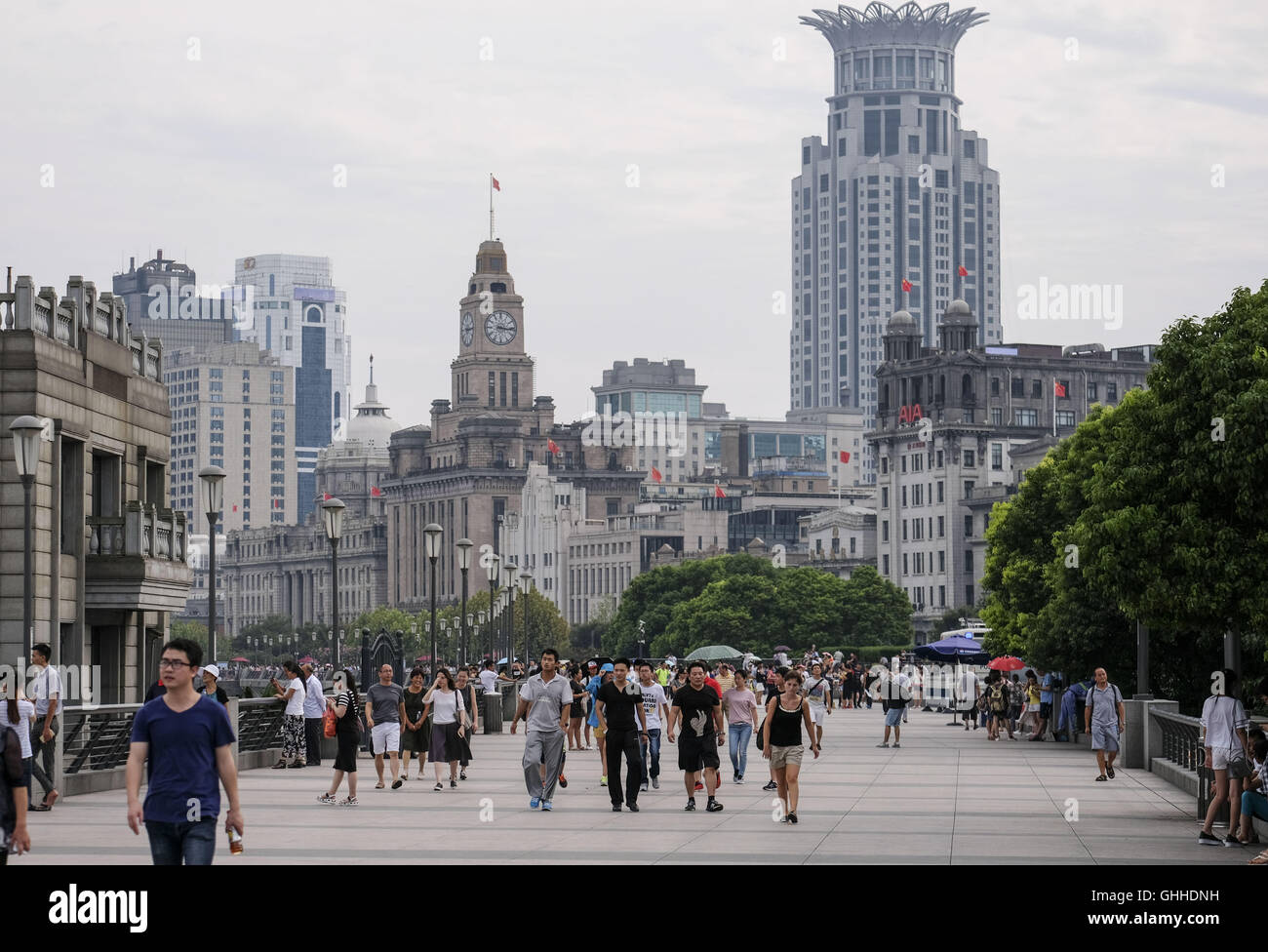 Los Angeles, California, USA. 5th Sep, 2016. People crowd at The Bund ...
