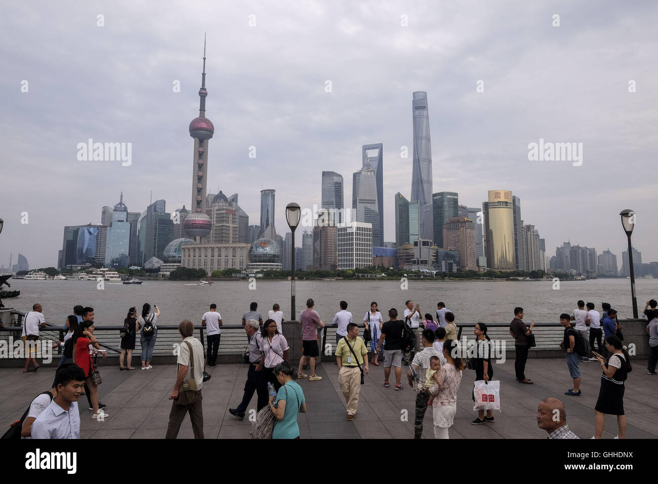 Los Angeles, California, USA. 4th Sep, 2016. People crowd at The Bund ...