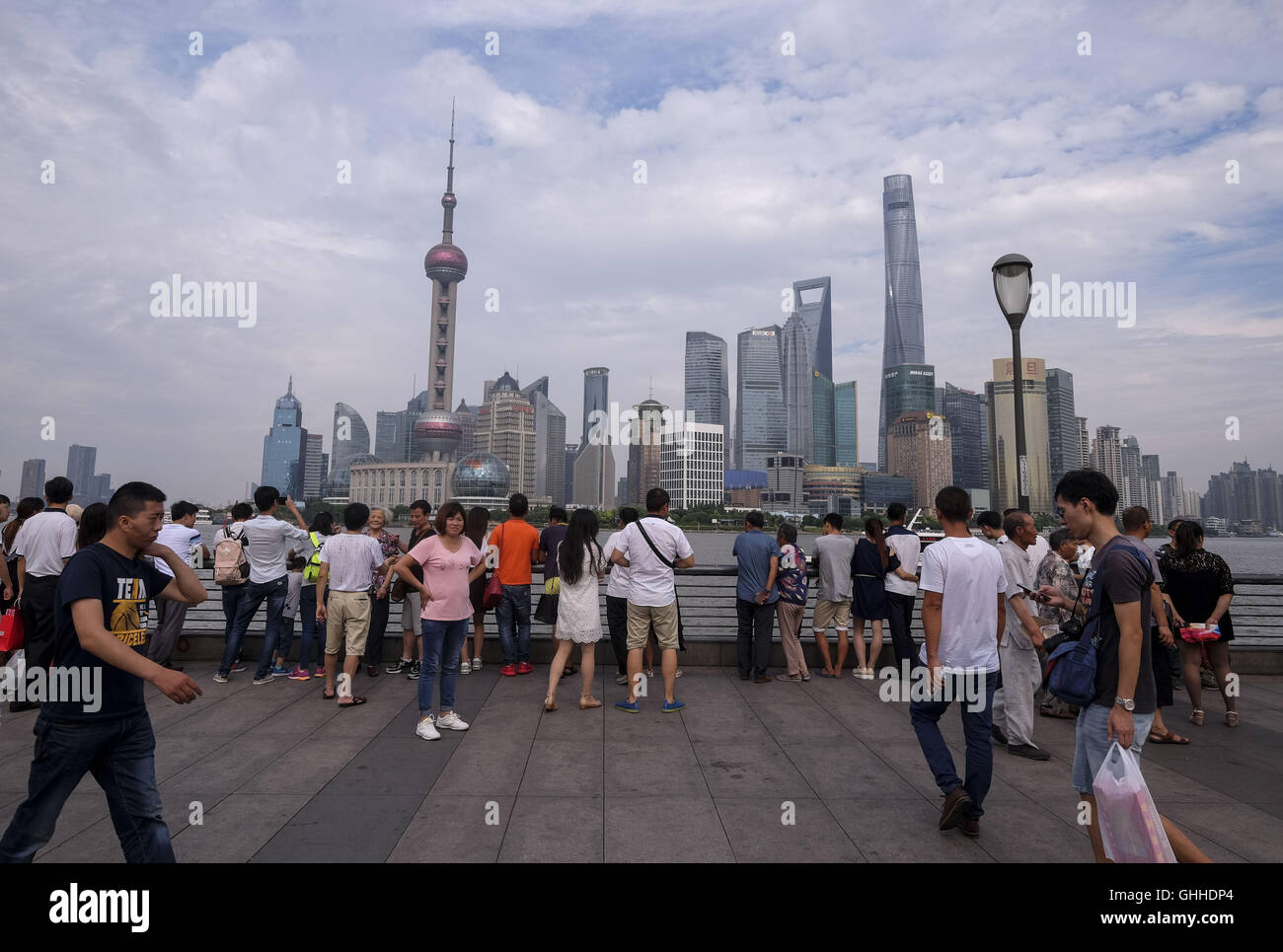 Los Angeles, California, USA. 5th Sep, 2016. People crowd at The Bund ...