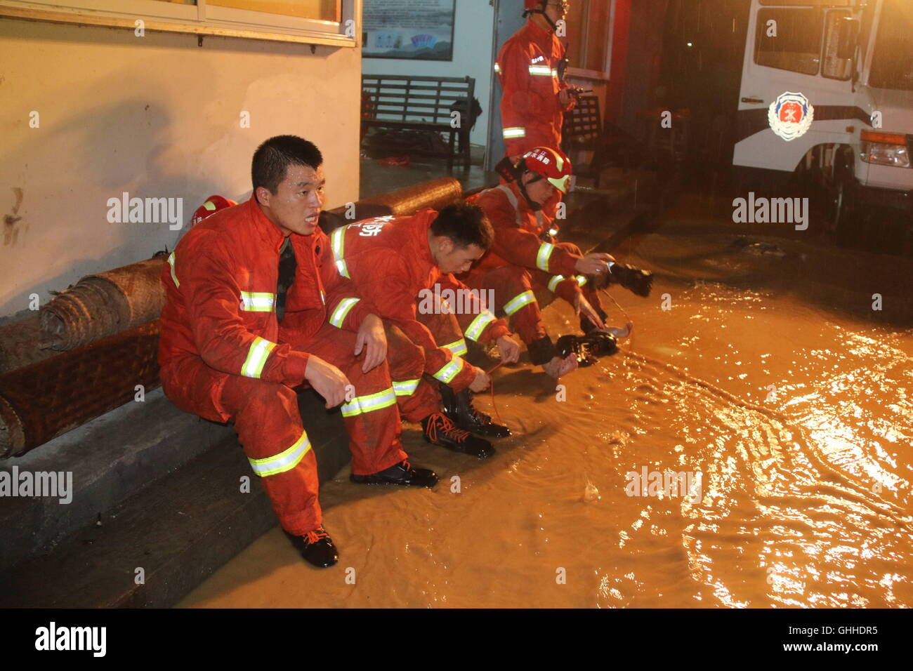 Lishui, Lishui, China. 28th Sep, 2016. Firefighters from Lishui ...